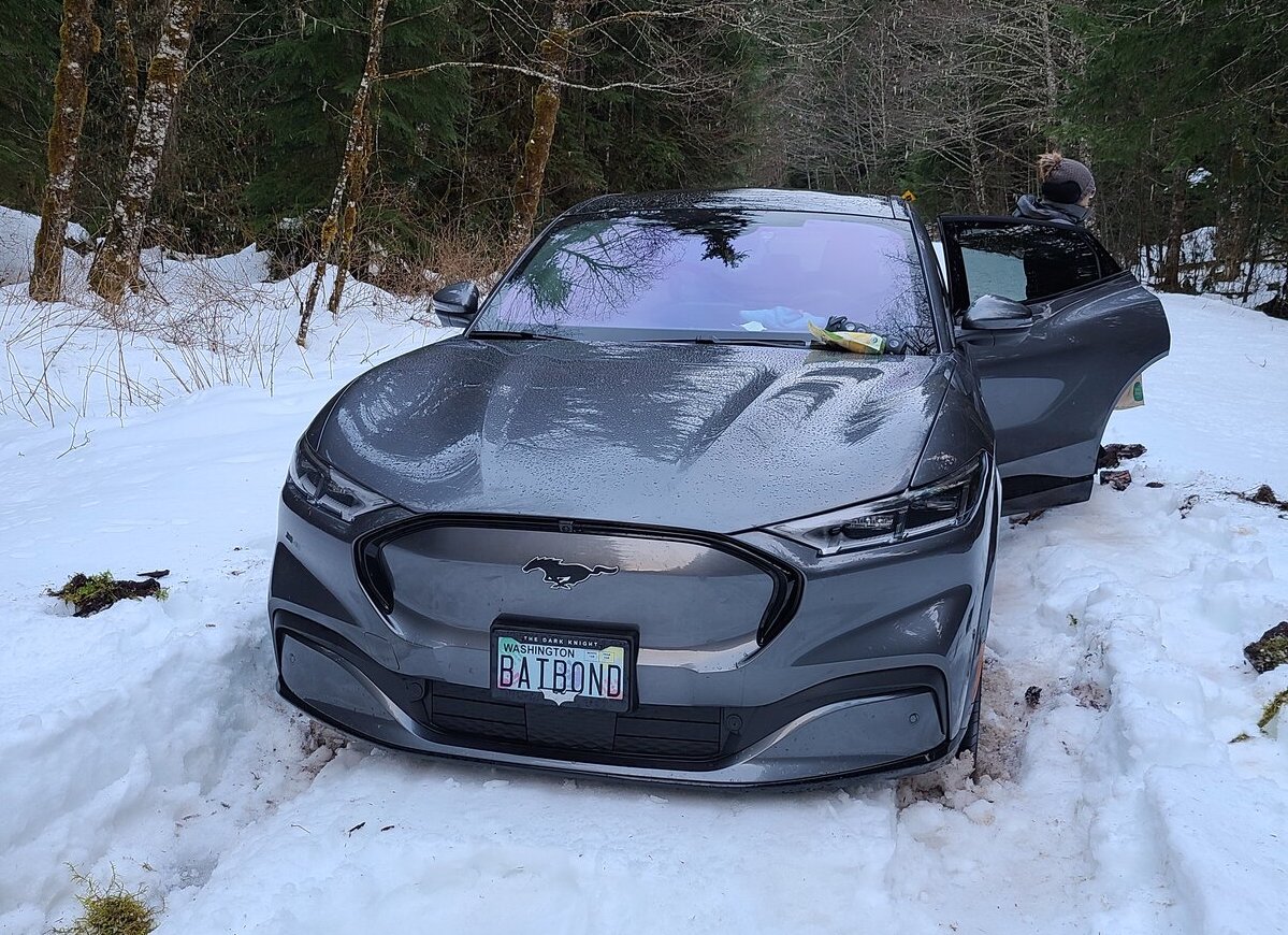 Mach-E stuck in snow, owners spend night in the car before they got ...