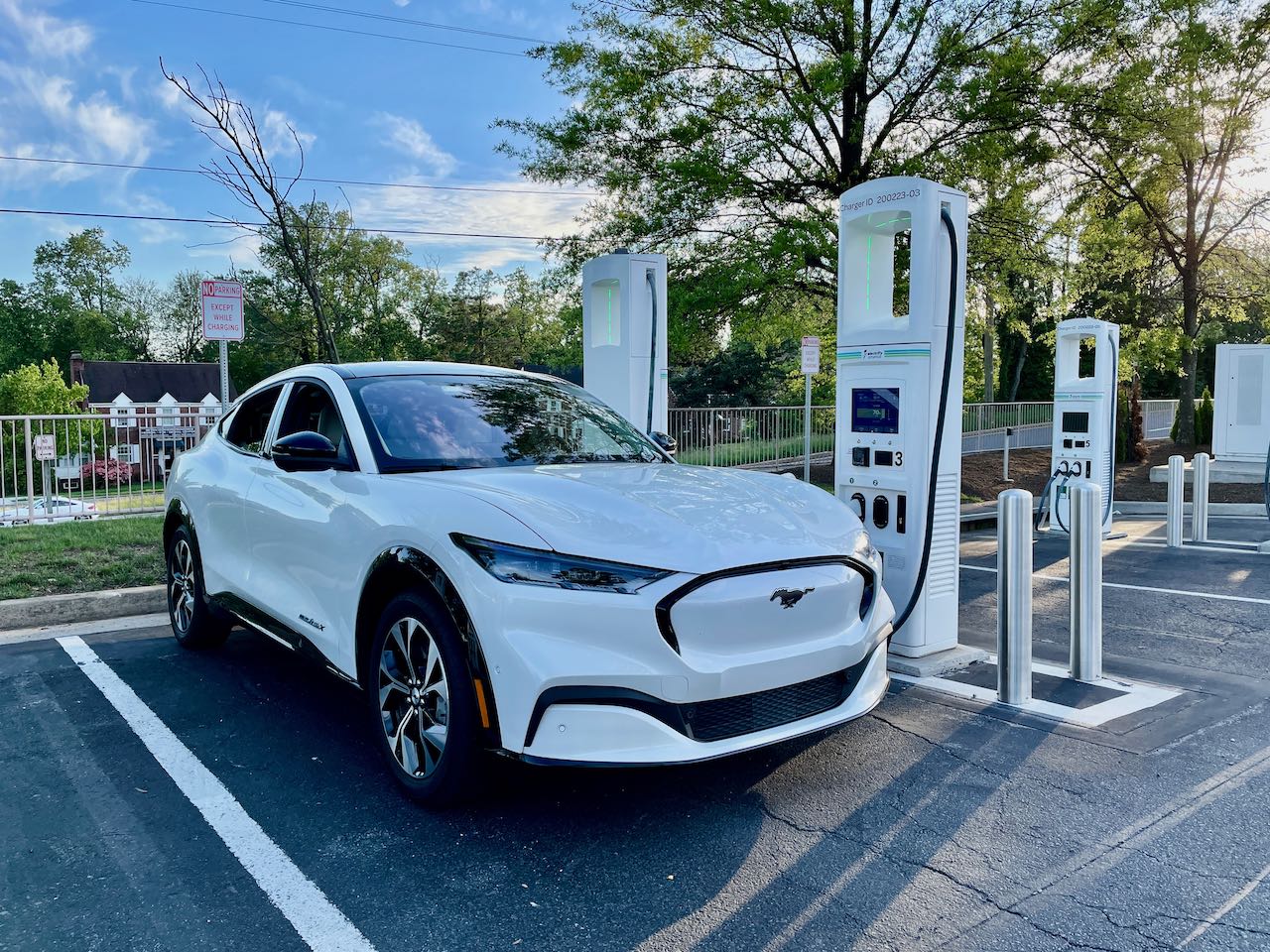 Ford deploying Mach-E 'angels' to find, fix bad EV chargers ...